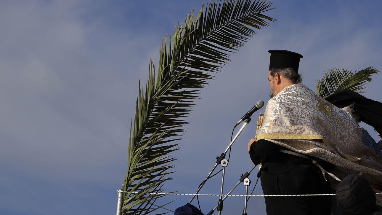 Θεοφάνεια: Πιάστηκαν στα χέρια για τον Σταυρό στα Τρίκαλα - CNN.gr