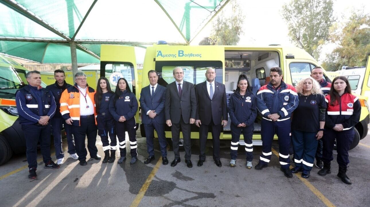 Παραδόθηκαν στο ΕΚΑΒ 10 ασθενοφόρα - Από δωρεές Ελλήνων πολιτών - CNN.gr