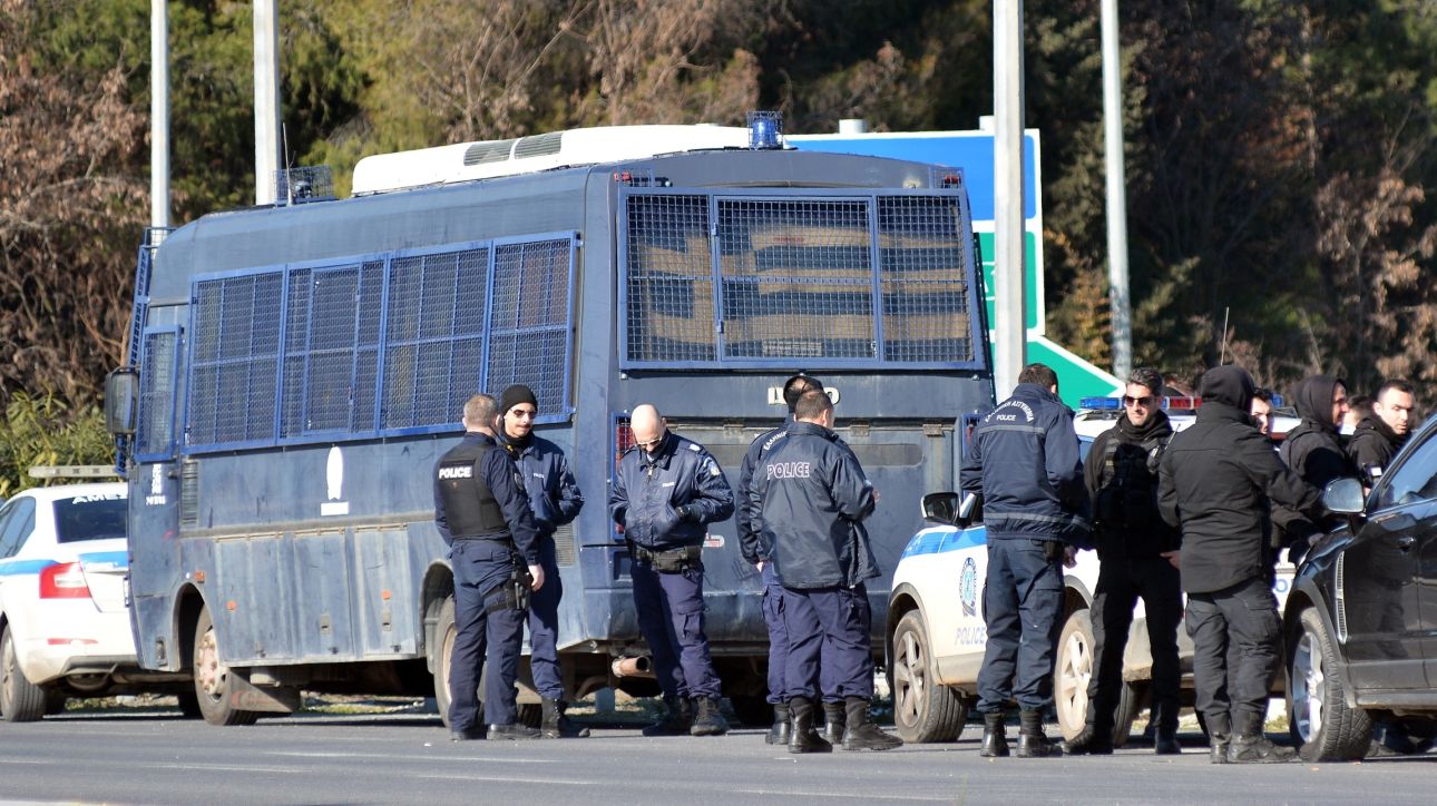 Λάρισα: Ένταση μεταξύ αγροτών και αστυνομικών - CNN.gr