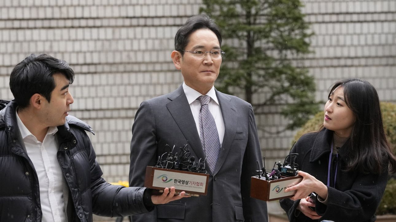 Αθωώθηκε ο πρόεδρος της Samsung Λι Τζε-γιονγκ - Είχε καταδικαστεί για ...
