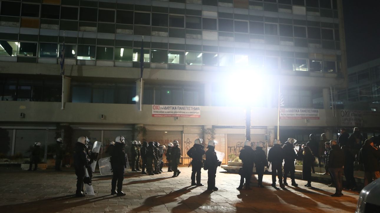 Κομοτηνή: Ελεύθεροι οι 18 προσαχθέντες από την κατάληψη στη Νομική - CNN.gr
