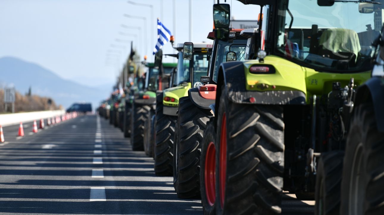 Οκτάωρο μπλόκο αγροτών στην Εθνική Θεσσαλονίκης-Μουδανιών - Μοιράζουν ...