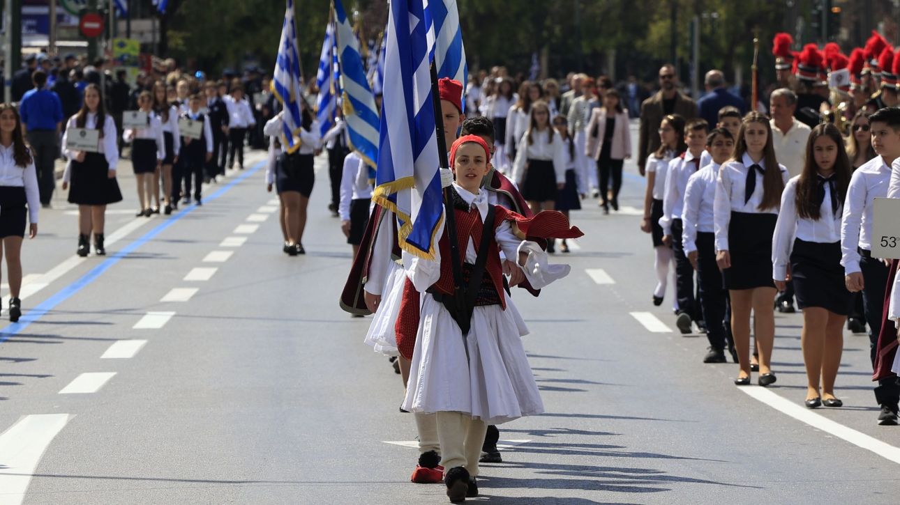 25η Μαρτίου: Ολοκληρώθηκε η μαθητική παρέλαση στο κέντρο της Αθήνας ...