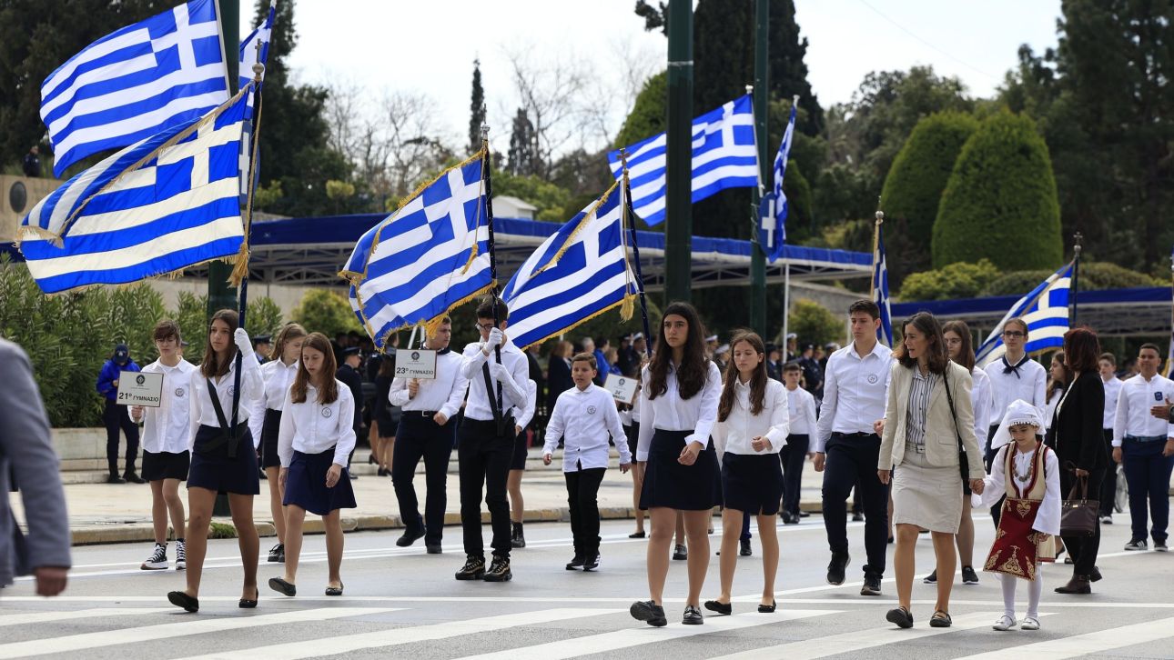 Με το λάβαρο της Επανάστασης και με υπερηφάνεια η μαθητική παρέλαση της ...