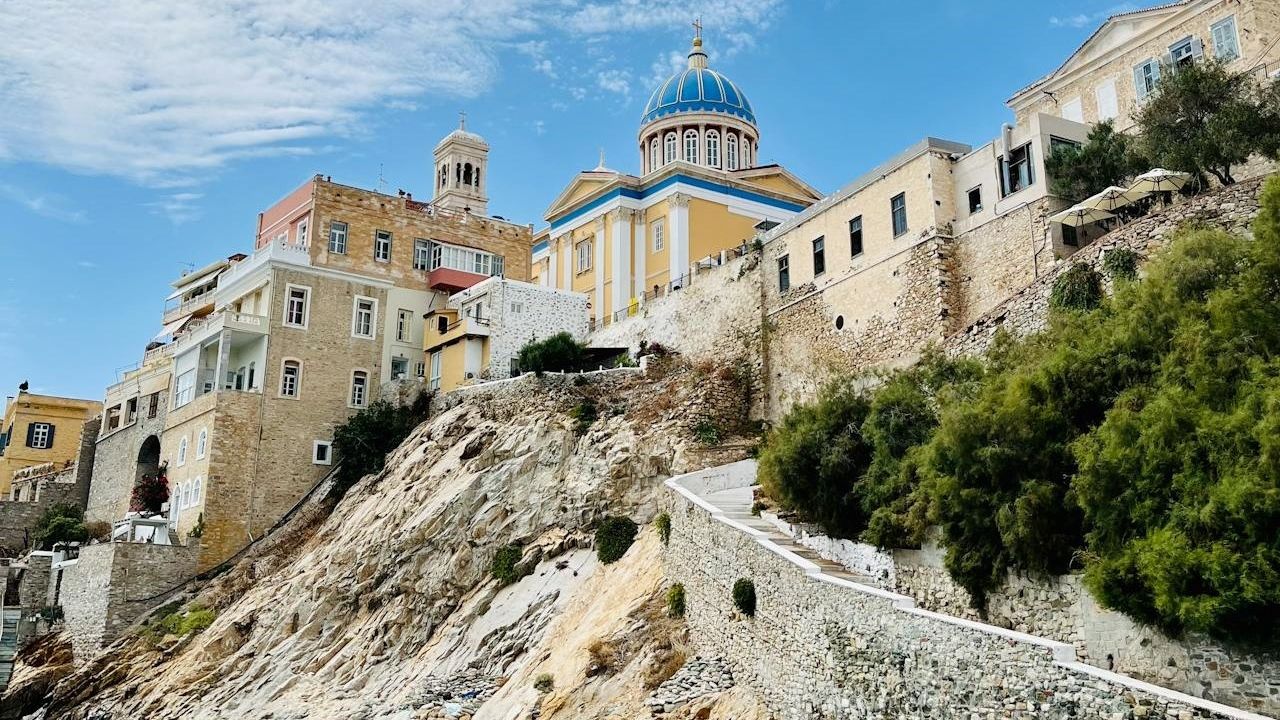 Σύρος: Το νησί των αντιθέσεων που φέρνει κοντά τις Κυκλάδες με την ...