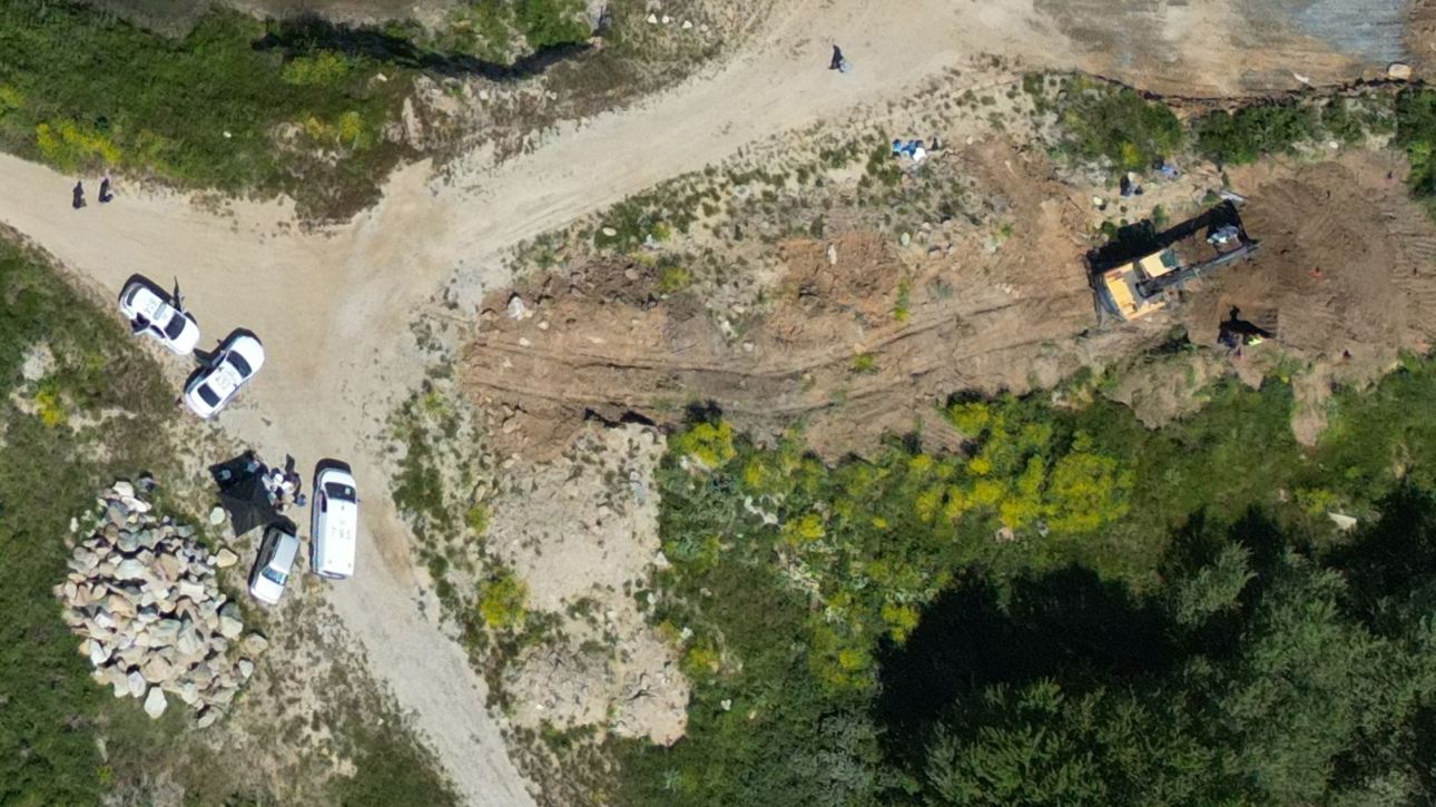 Τέμπη: Δειγματοληψία στο χώμα σε οικόπεδο ιδιώτη στη Λάρισα, παρουσία ...