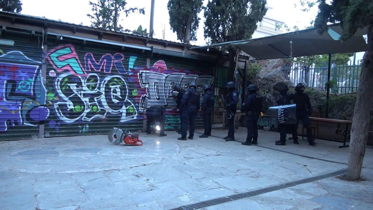 Εκκενώθηκε κατάληψη σε κτήριο του Δήμου Αθηναίων στον Λόφο του Στρέφη ...
