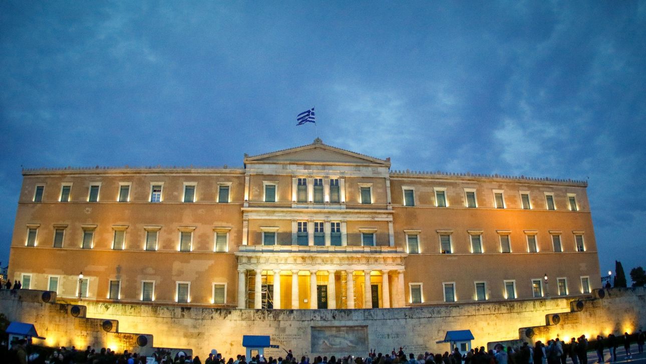 Νέος φωτισμός για Βουλή και Αγνωστο Στρατιώτη - Πώς θα αλλάζει ανάλογα ...