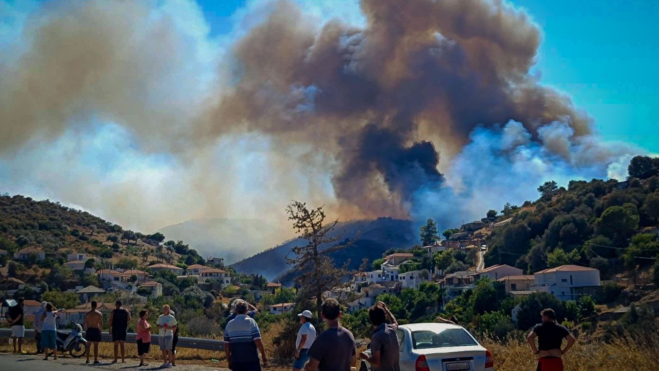 Ανεξέλεγκτη η φωτιά στην Εύβοια: Εκκενώθηκαν οικισμοί - Τραυματίστηκε ...