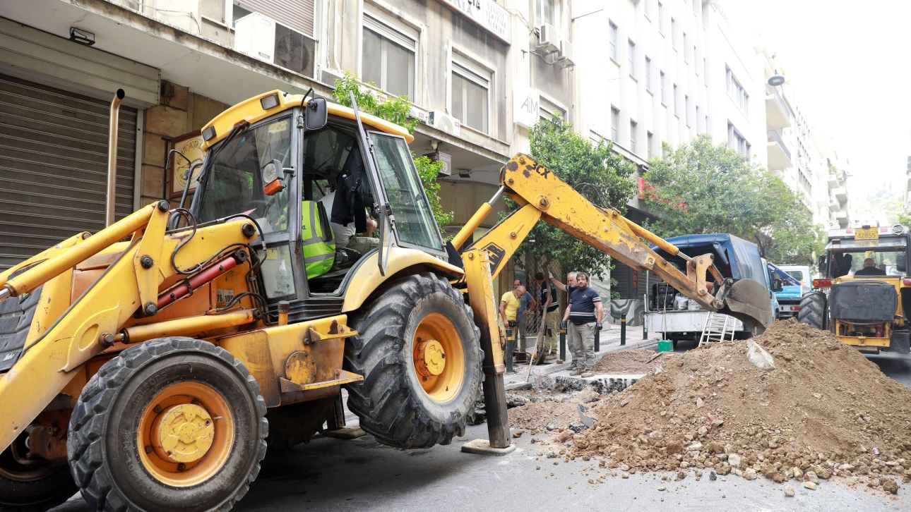 Διακοπή κυκλοφορίας στην οδό Αμερικής - Λόγω σπασμένου αγωγού της ΕΥΔΑΠ ...