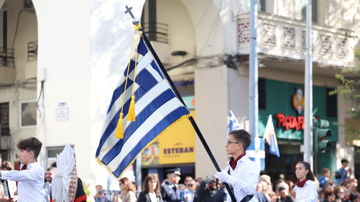 Οι δήμοι της Αττικής «ντύνονται» στα γαλανόλευκα και τιμούν την εθνική ...