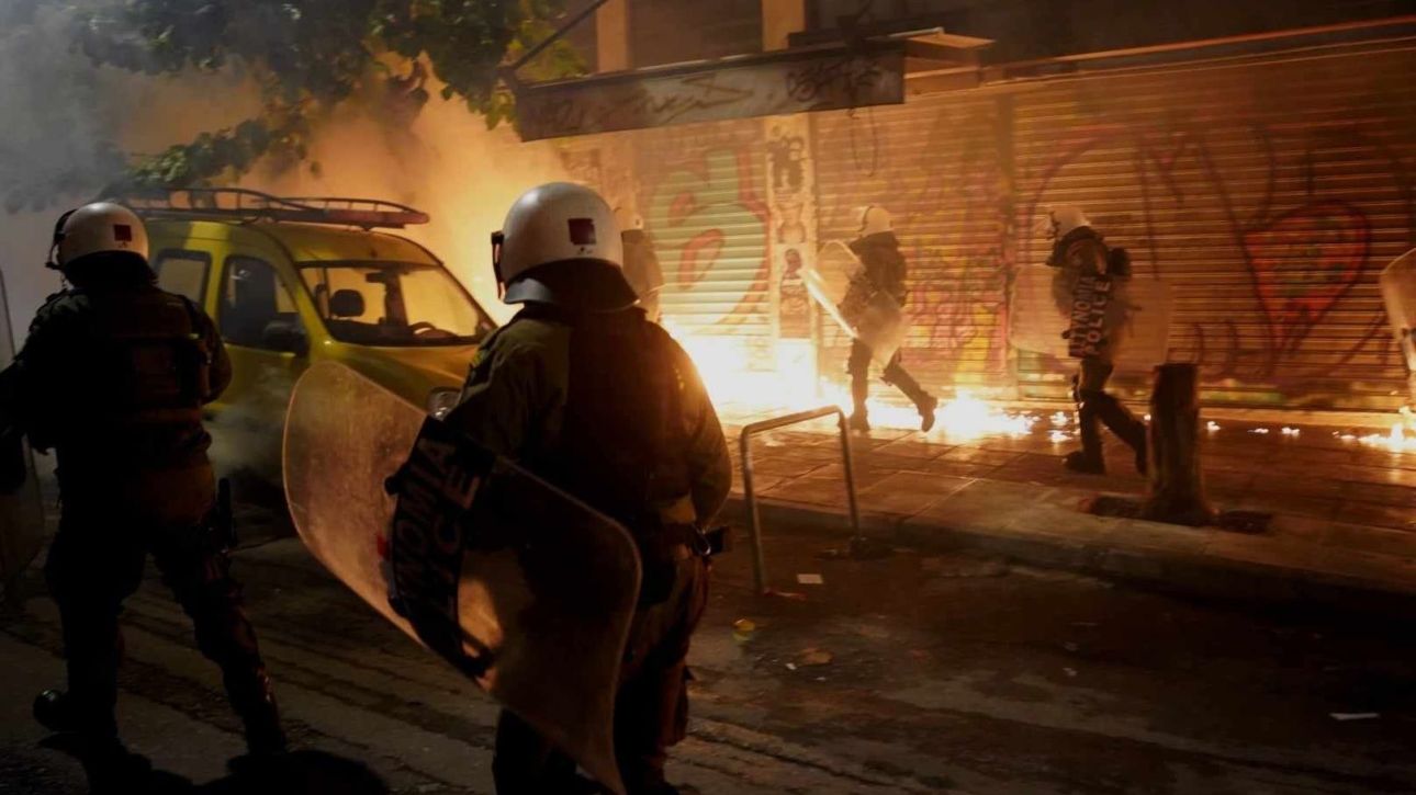 Επεισοδια στην Αθήνα μετά την πορεία: Μολότοφ και κρότου λάμψης στα ...