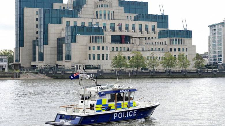 Η βρετανική MI6 προσλαμβάνει πλέον κατασκόπους στο... dark web - CNN.gr