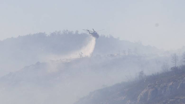 Φωτιά στην Πάρνηθα κοντά στο καζίνο: Πάνω από 90 πυροσβέστες - Κλειστός ...