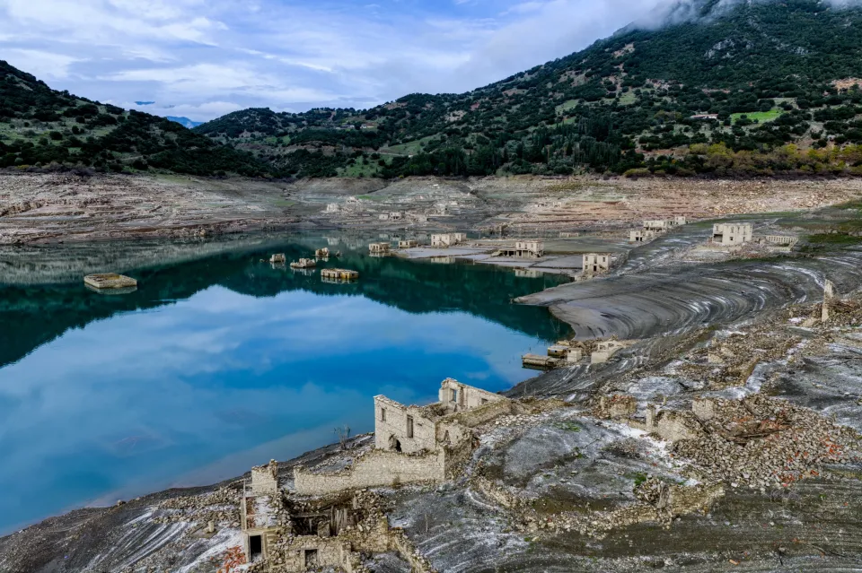 Σε χαμηλό 15ετίας ο Μόρνος - Αποκαλυπτικές εικόνες από drone δείχνουν τη λίμνη να στερεύει - iRafina